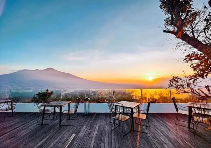 Famouz Café Batu Malang: Nongkrong dengan View Gunung Arjuna - Bandung ...