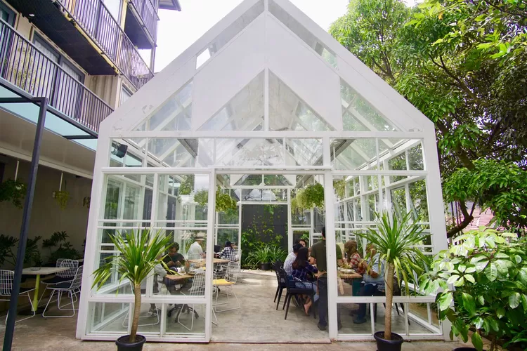 Hara Café & Bar Bandung: Hidden Gem dengan Interior Tropis Modern ...