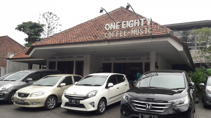 One Eighty Coffee & Music Bandung: Sensasi Makan di Kolam - Bandung Offroad