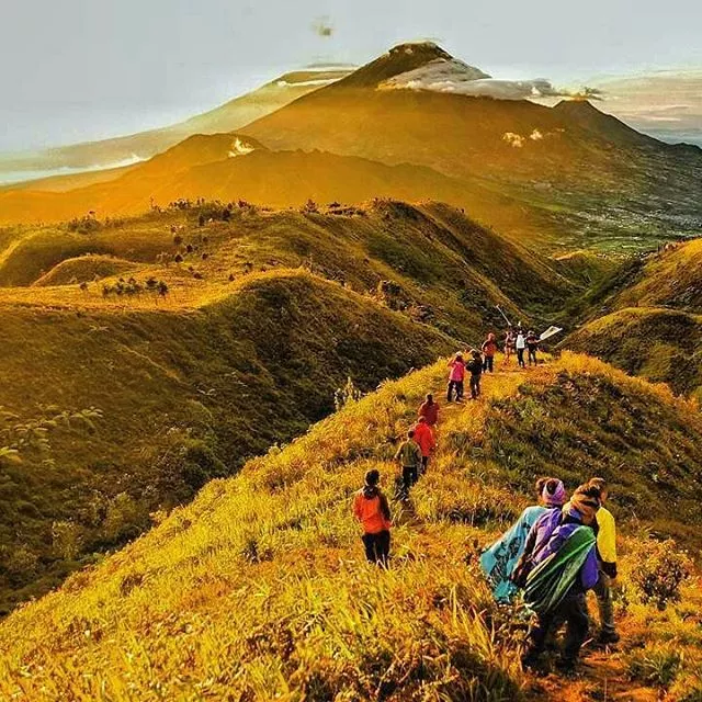 Trekking Gunung Prau: Sunrise dengan Lautan Awan - Bandung Offroad