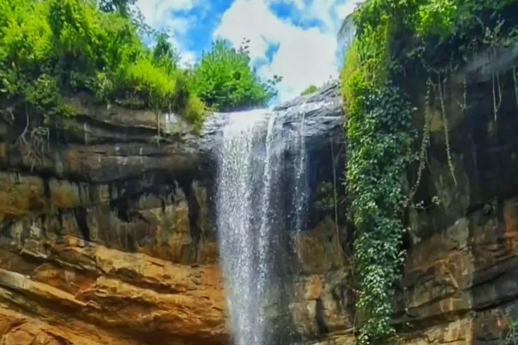 Curug Penganten Bandung: Air Terjun Romantis dengan Panorama Asri